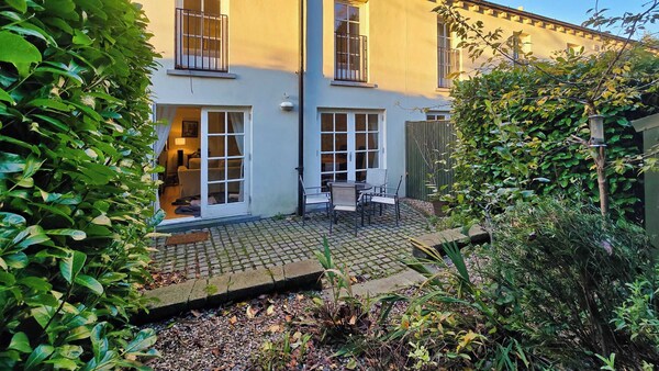 Period Character With Modern Comforts In Monkstown - Dublín