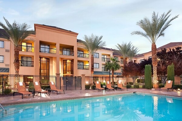 4 Comfortable Units! Pet-friendly Property, Onsite Parking, Outdoor Pool - Las Vegas, NV