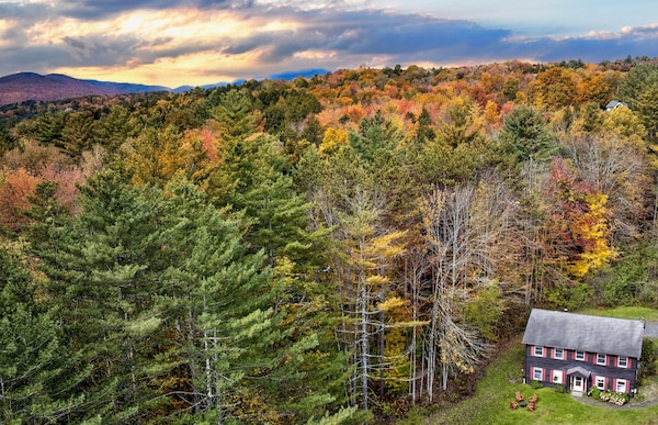 Stowe Sticks: 4 Br, A/c, Gas Fireplace, Firepit, Deck! - Hyde Park, VT