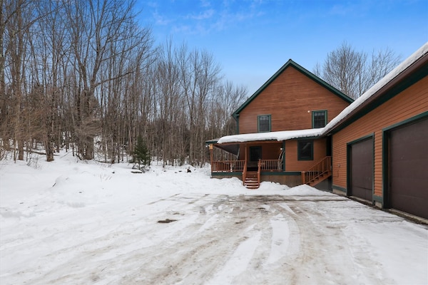 Dug's House: 4 Br, Pet Friendly, Deck W/ Mansfield Views! - 스토
