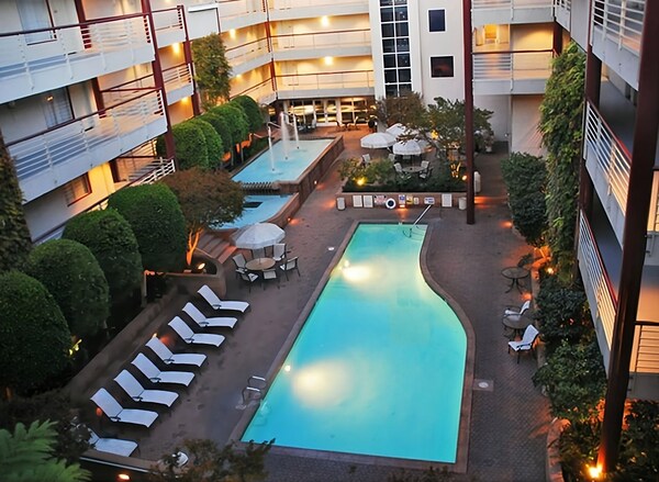 Ideal Mix Of Comfort And Value! Free Parking And Breakfast, Onsite Pool - Mountain View, CA
