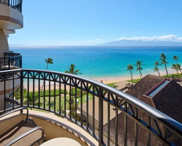 Unit With Ocean View! Outdoor Pool, Beachfront Property, W/ Onsite Parking - Maui, HI