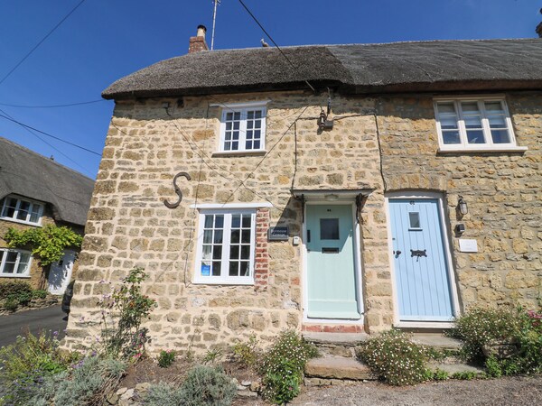 Dormouse Cottage, Pet Friendly, With A Garden In Burton Bradstock - Bridport