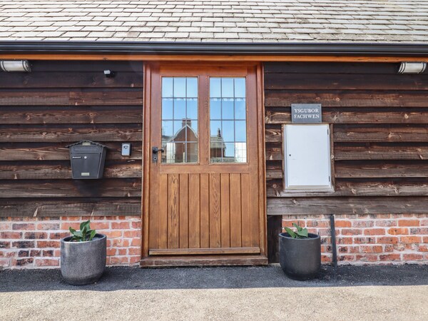 Ysgubor Fachwen, Pet Friendly, With A Garden In Bettws Cedewain - Welshpool