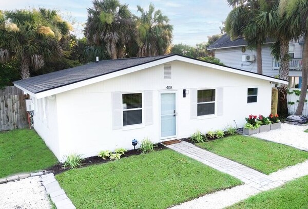 Cozy Bungalow Walking Distance To The Beach - 타이비 아일랜드