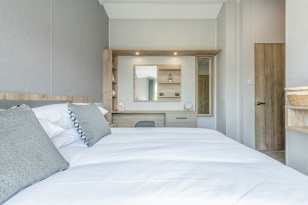 Ella Lodge - Luxury Lakeside Lodge With Hot Tub - Woodhall Spa