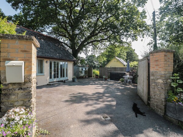 Nuthatch, Pet Friendly, With Hot Tub In Honiton - Honiton