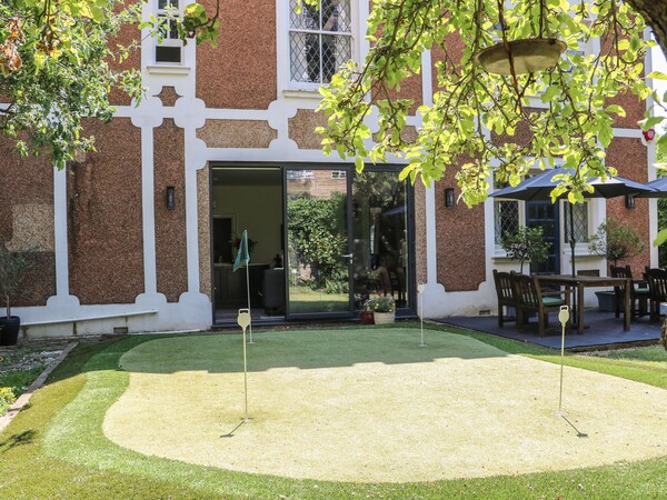 The Hideaway, Family Friendly, Character Holiday Cottage In Hove - Hove