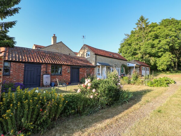 Granary Cottage, Pet Friendly, Character Holiday Cottage In Grantham - Lincolnshire