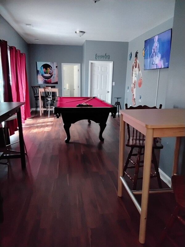 Redd's Peaceful Retreat \Noffering 5 Bedrooms A Theater Room And A Billiards Room - Memphis, TN