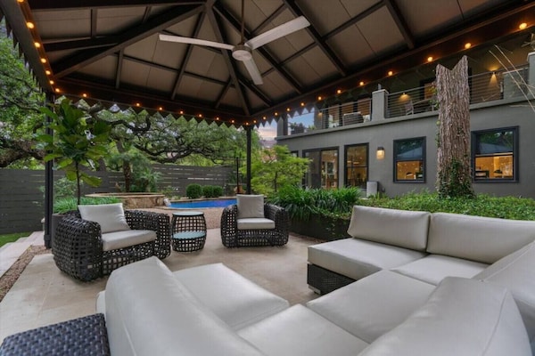 Downtown Oasis : Heated Pool : Spa : Game Room Sunday Ticket - Austin, TX