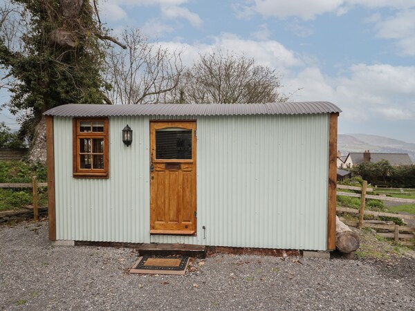 Rabbit Hill Hut, Pet Friendly, With A Garden In Govilon - Abergavenny