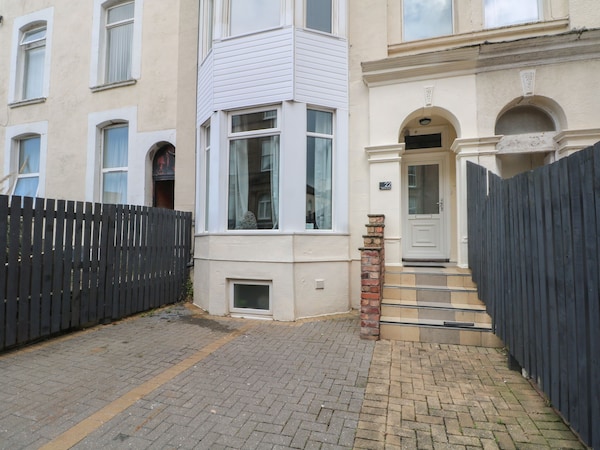 Marine House, Pet Friendly, Character Holiday Cottage In Southport - Southport