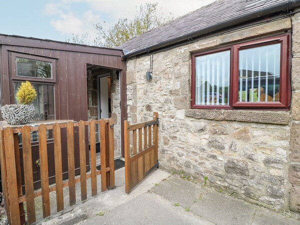 Clover Cottage At Pikehall, Pet Friendly, With A Garden In Winster - Monyash