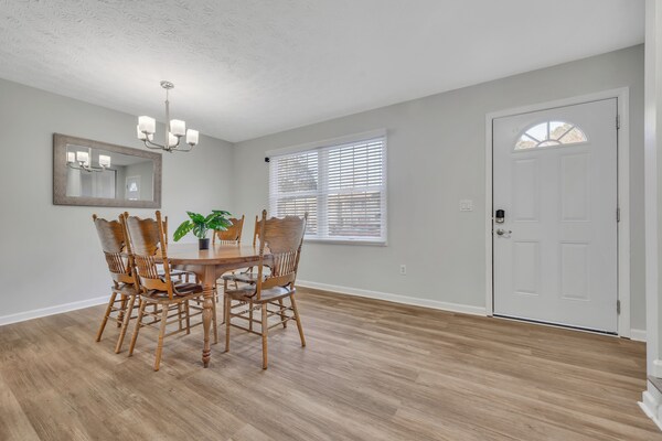 Townhome In Atl Suburbs + Backyard + Parking! - Alpharetta, GA