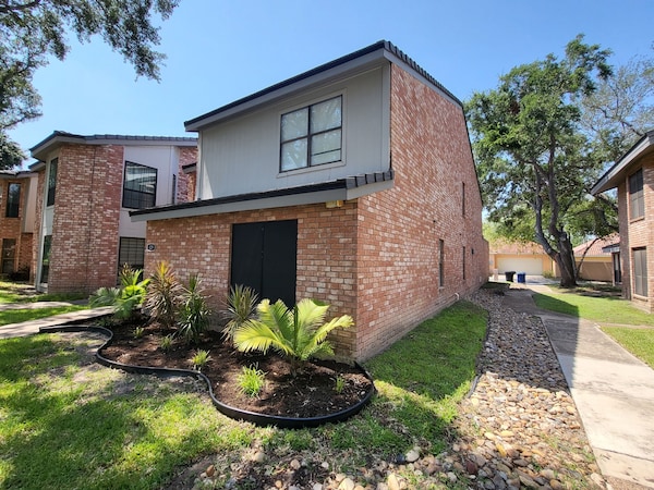 Texas-sized Comfort W/ Pool Near Dhr- Sleeps 14 - Pharr, TX
