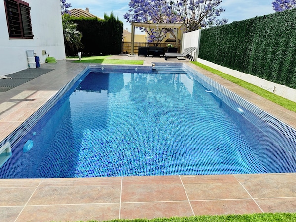 Modern Villa With Pool And Garden. Just A Few Steps From The Subway Station. - Sevilla