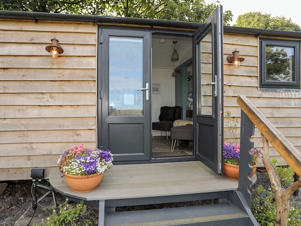 Shepherds Stone, Romantic, With Hot Tub In Llanfaethlu - Anglesey