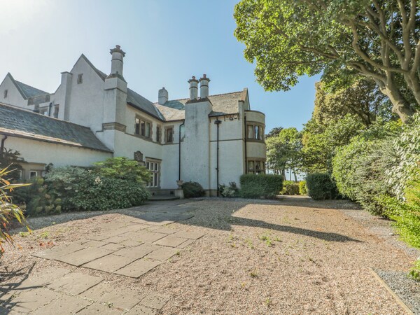 Highcliffe Manor, Pet Friendly, With Hot Tub In Flamborough - 요크셔