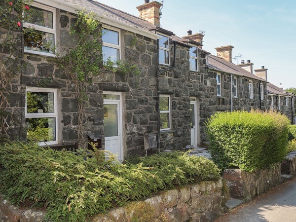6 Maen Y Wern, Pet Friendly, Character Holiday Cottage In Criccieth - Pwllheli