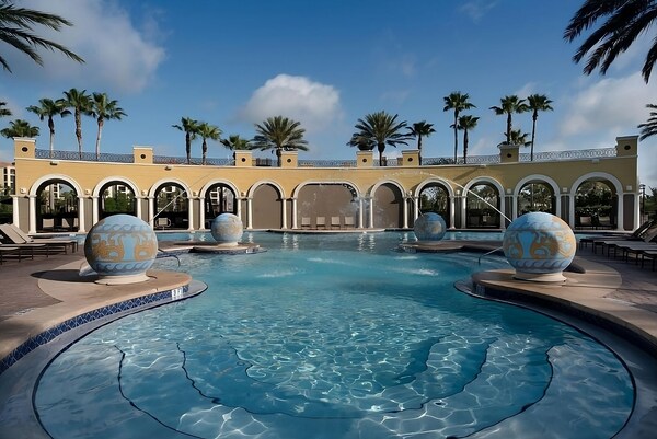 Enchanting Escape Near Disney World! Outdoor Pool, Onsite Restaurant! - Lake Buena Vista, FL