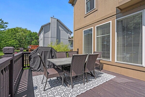 Large Home W/5 Br_king Beds_mins To Kauffman - 올라쓰