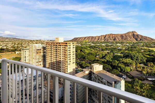 Comfort And Relaxation! 2 Relaxing Units, Onsite Pool, Beachfront Property - Kuilei Cliffs Beach Park