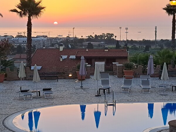 Grazioso Bilocale Nel "Borgo Il Castello", Elegante Struttura Con Piscine - Alba Adriatica