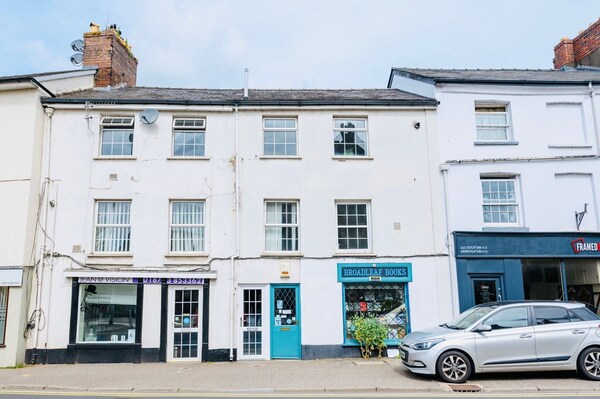 Sugar Loaf Loft, Abergavenny Town Centre - Abergavenny