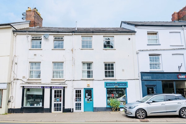 Sugar Loaf Loft, Abergavenny Town Centre - Abergavenny