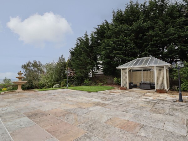 The Old Hall, With A Garden In Holywell - Mold