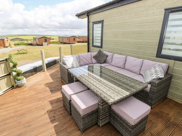 Beechwood Lodge, Pet Friendly, With Hot Tub In Broad Haven - Little Haven
