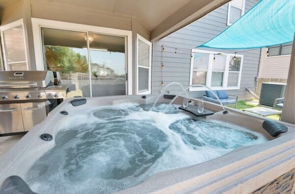 Large House With Hot Tub Near Cota - Cedar Creek, TX