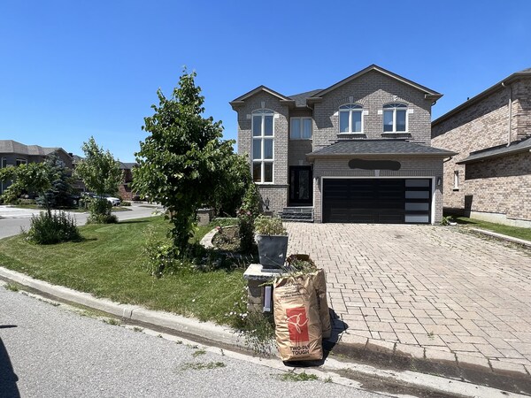Stylish 1 Bedroom Basement Unit With Renovated Bathroom & In-suit Jacuzzi. - Newmarket