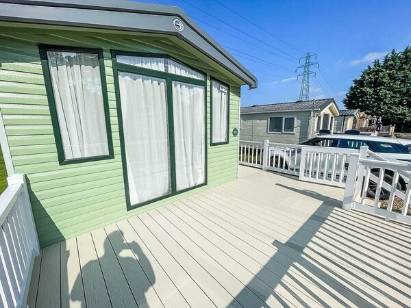 Lovely 6 Berth Caravan At Caldecott Hall Country Park, Norfolk Ref 91010c - Great Yarmouth
