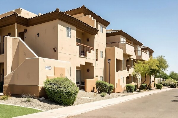 A Place You'll Surely Enjoy! Full Kitchen, Swimming Pool, Free Parking! - Scottsdale, AZ