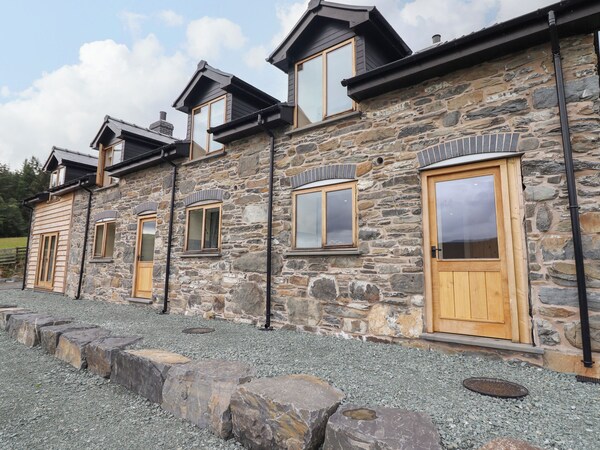 Hen Blaid, Pet Friendly, Character Holiday Cottage In Lake Vyrnwy - Gwynedd
