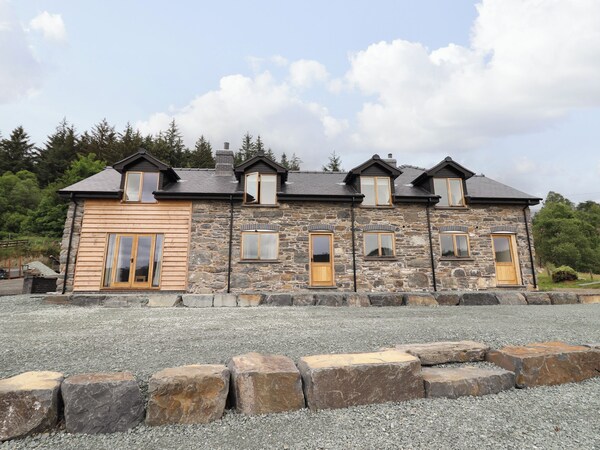 Old Cart House, Pet Friendly, With A Garden In Lake Vyrnwy - Gwynedd