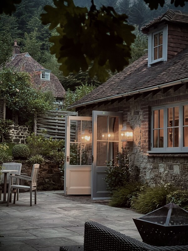 Plum Henley Is A Characterful One Bedroom Cottage - South Downs