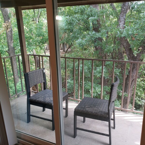 Centrally Located. 2 Queen Beds And 2 Full Bath With Lots Of Amenities. - Farmers Branch, TX