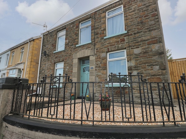 Brynawel, Pet Friendly, Character Holiday Cottage In Burry Port - Burry Port