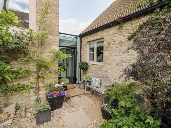 The Grain Store, Romantic, Character Holiday Cottage In Witney - Witney