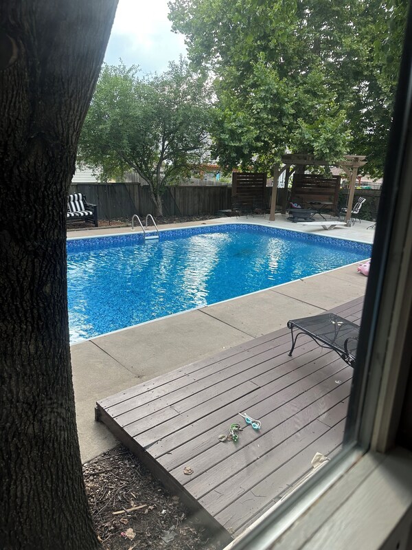 Heated Pool, Hot Tub & Deck, Large Media & Game Room, Lots Of Room Indoor & Out - Wichita, KS