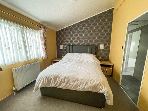 Stunning Lodge With Decking At Oaklands Holiday Park In Essex Ref 39017rw - Clacton-on-Sea