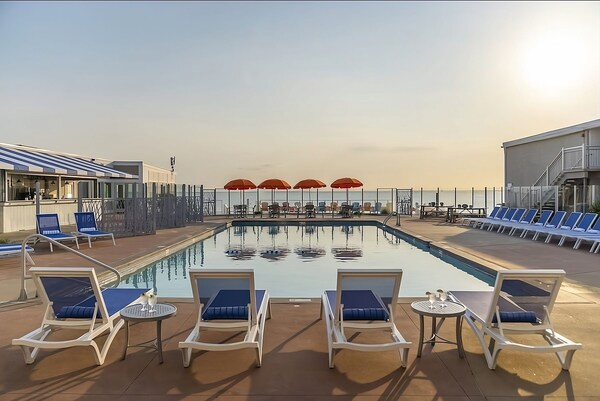 Enjoy Comfort And Convenience On Your Vacation! Free Parking, Indoor Pool! - Falmouth, MA