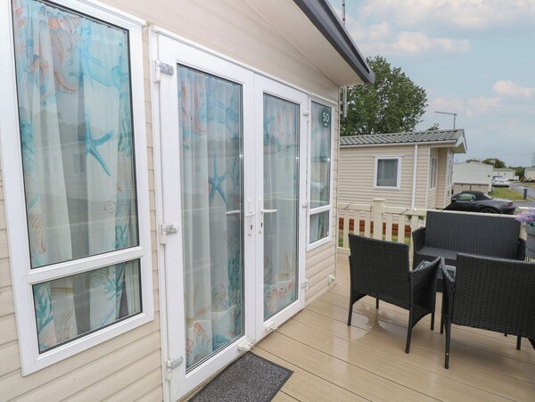 Seashell Lodge, 50 Foxburrow Hang, Pet Friendly In Belton, Norfolk - Great Yarmouth