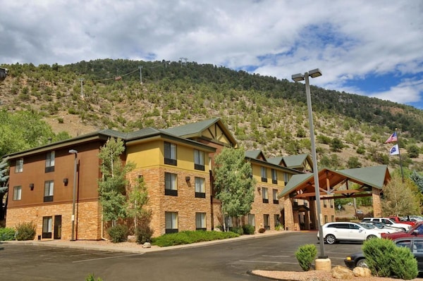 Your Peaceful Mountain Escape! Free Breakfast, Indoor Pool, Free Parking! - Glenwood Springs, CO
