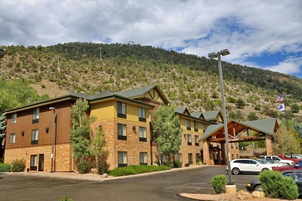 Perfect For Nature Lovers! Pets Allowed, Free Breakfast, Free Parking, Pool! - Glenwood Springs, CO