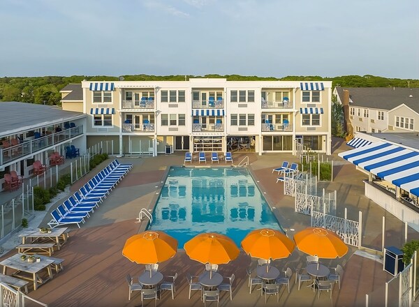 Coastal-style Retreat! Direct Beach Access! Minutes To Woods Hole Aquarium! - Falmouth, MA