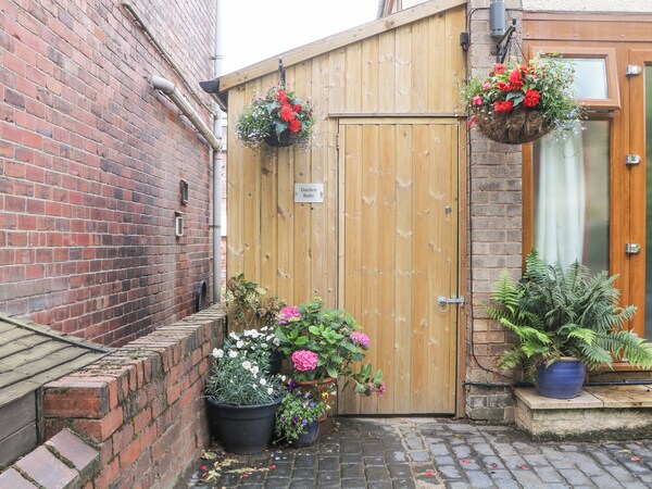 Garden Suite, Pet Friendly, With A Garden In Dronfield - Sheffield
